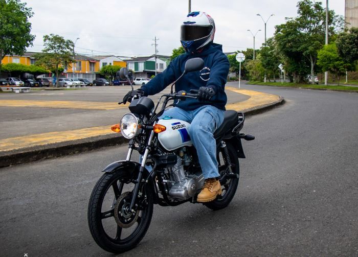 Harga setara Rp 30 jutaan, motor retro Suzuki ini iritnya tembus 58 km ...