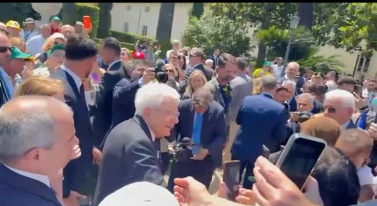 Mattarella incontra i visitatori dei giardini del Quirinale