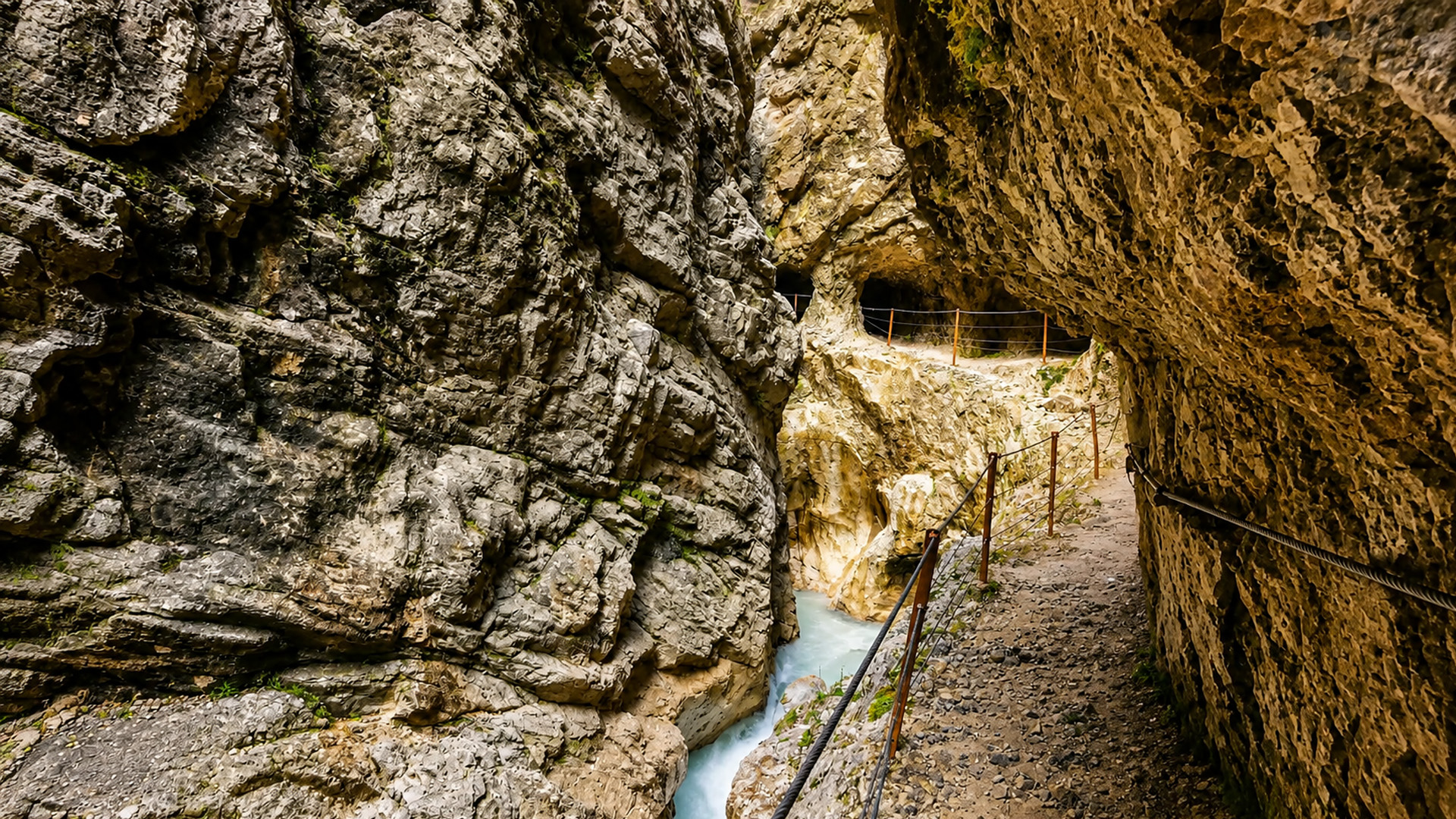 Ta en naturskjønn tur gjennom Höllentalklamm i Grainau (4K)