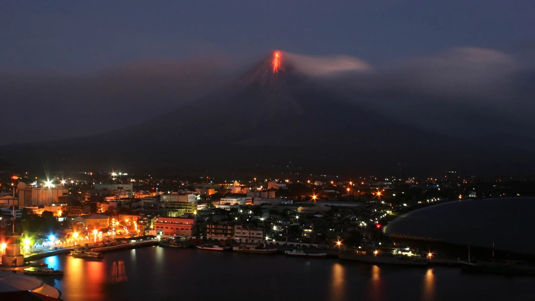 Harvard physicist debunks UFO claims after meteor-volcano spectacle