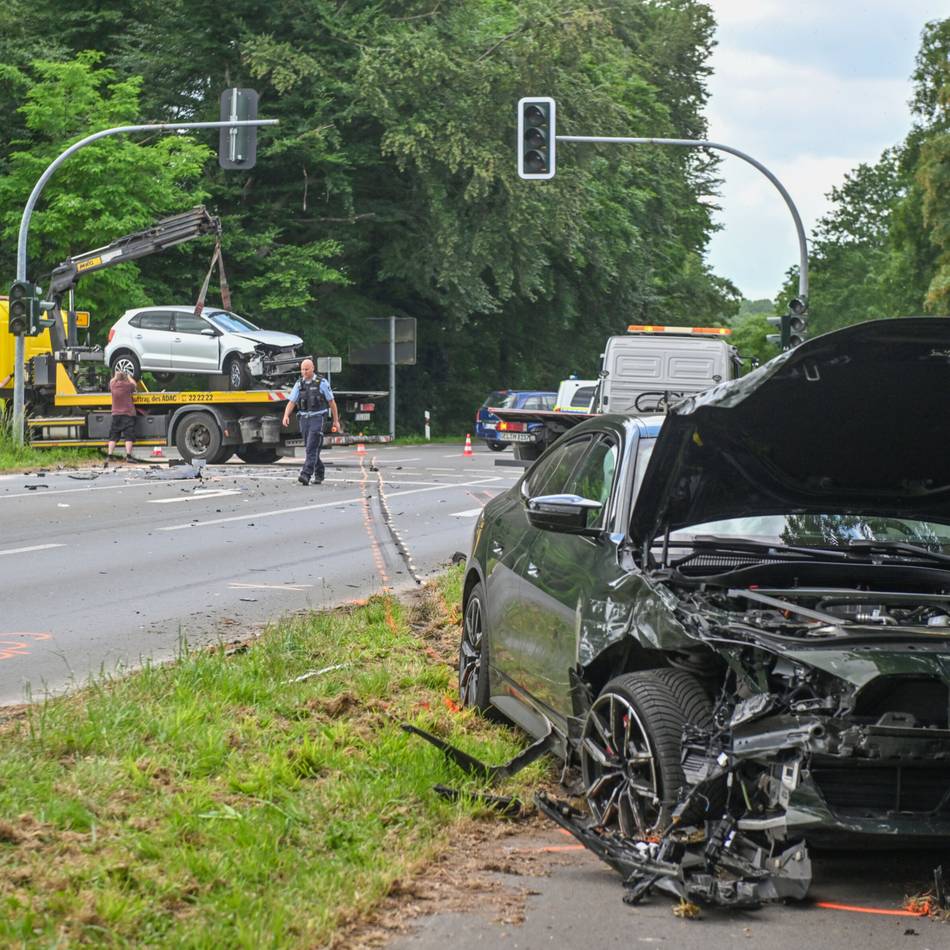 Zwei Autos krachen auf Kreuzung in Vernum zusammen
