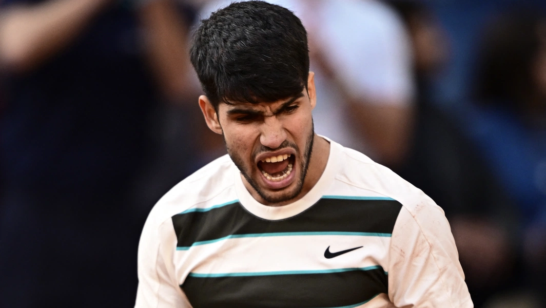 Fonseca reaches French Open quarters amid line call row