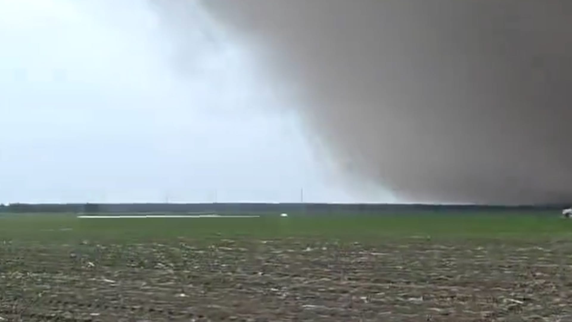 Dust wall sweeps through northeastern China, turning skies dark