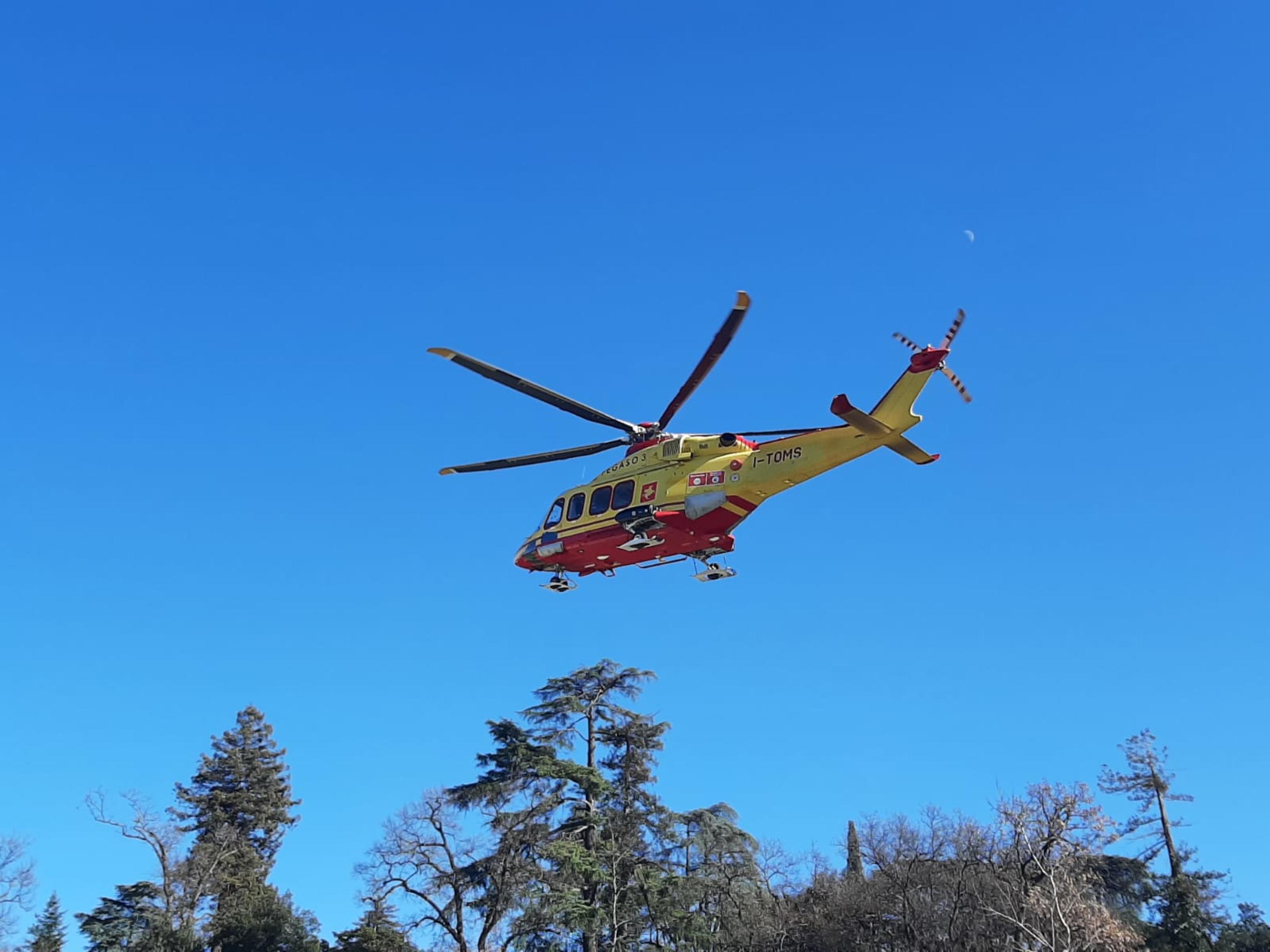 Turbigo, si taglia il piede con la motosega mentre lavora nel giardino ...