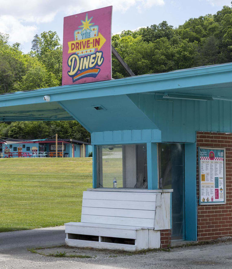 Concession stand restaurant brings back Kentucky drive-in movie flavor