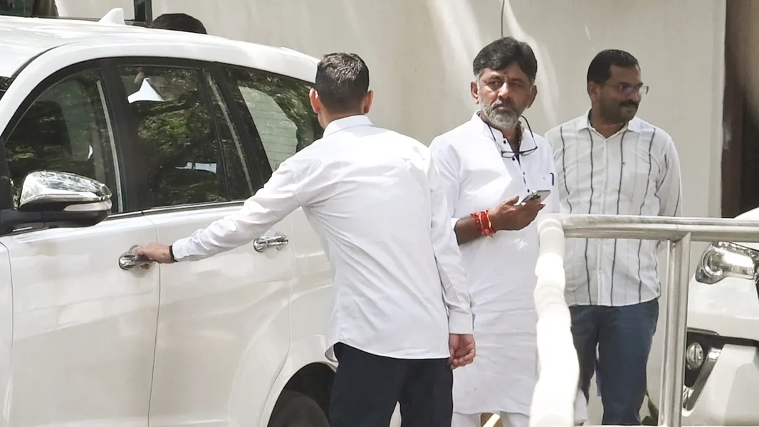 Shivakumar urges low-key oath event, bans flower garlands
