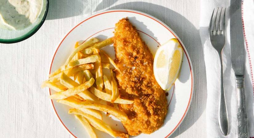 Το κλασικό fish & chips με σπιτική σάλτσα ταρτάρ