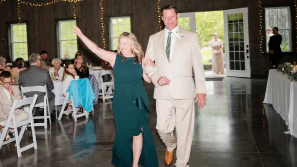 Casal divorciado viraliza ao entrar no casamento da filha ao som de Swift
