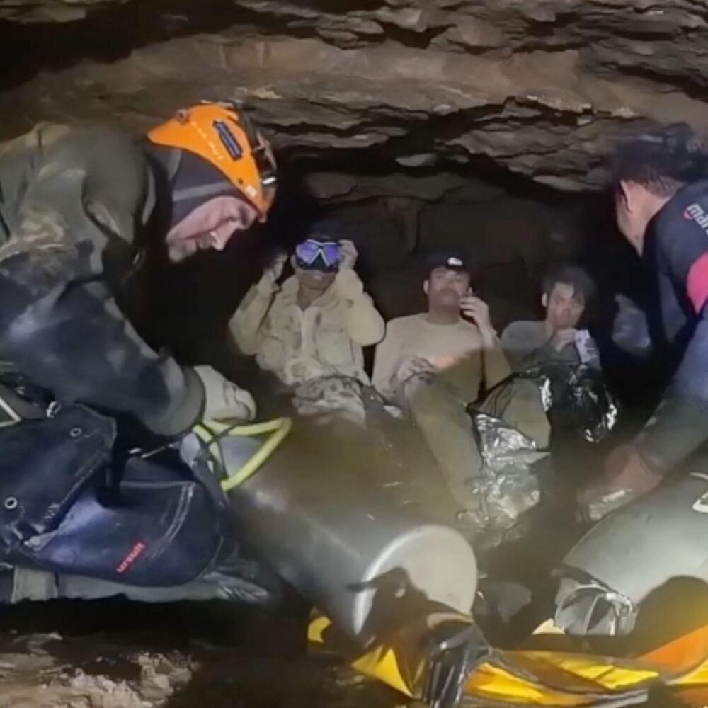 Helfer berichtet von „Klopfgeräuschen“: Retter suchen nach neuem Zugang ...