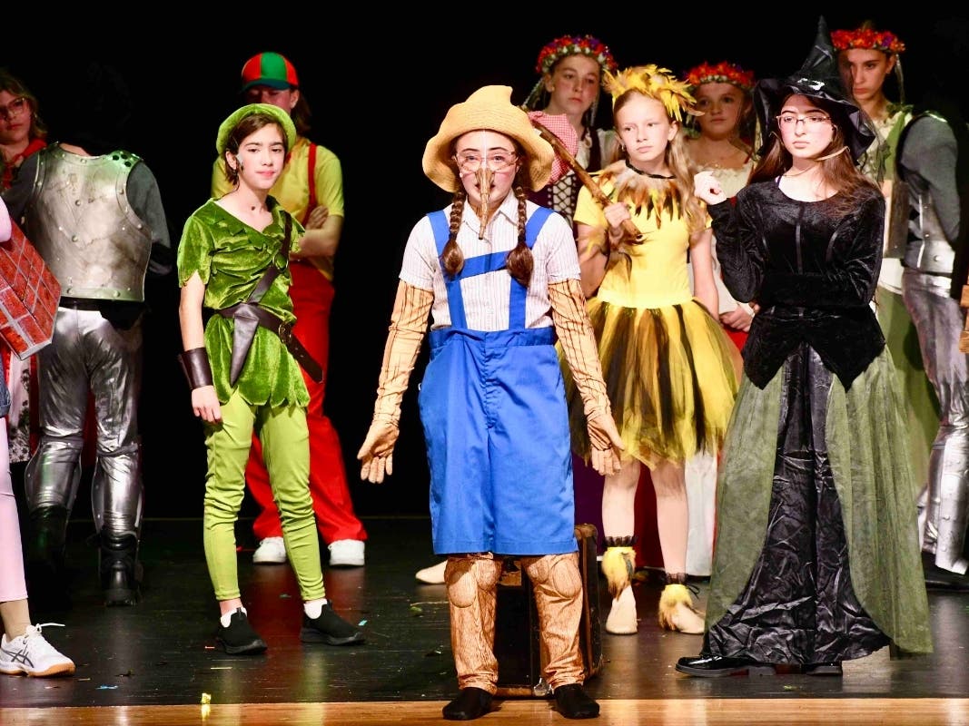 Bayport-Blue Point students bring fairytale fun to stage with 'Shrek Jr.'