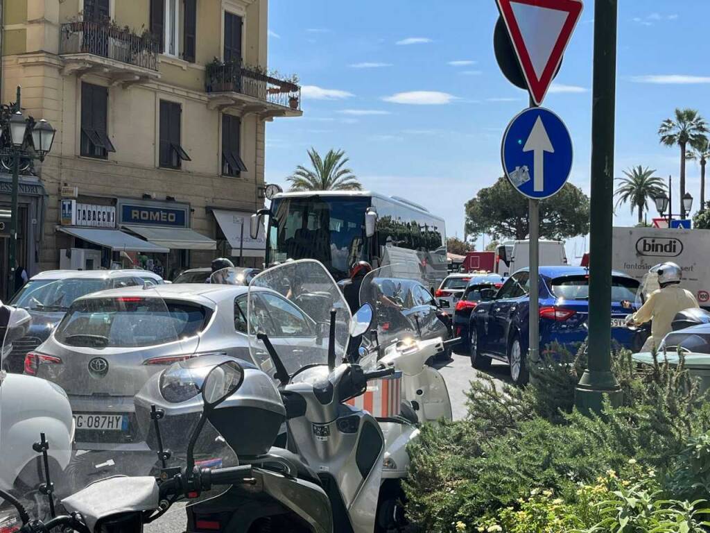 Lettere/ “L’attenzione per l’ambiente e il traffico caotico di ‘Santa’”