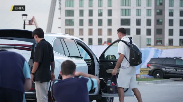 Argentine - Dibu Martinez, la main bandée, et Messi sont arrivés au ...