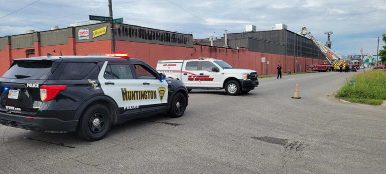 Crews respond to fire at Huntington bakery