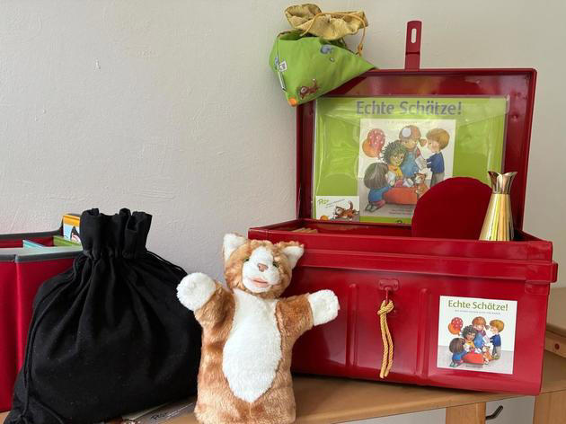Kinderrechte im Fokus: Lions Club finanziert „Starke-Kinder-Kiste“