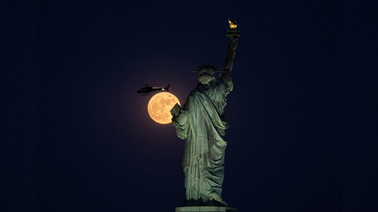 May's blue moon wows stargazers worldwide — see stunning photos of the ...