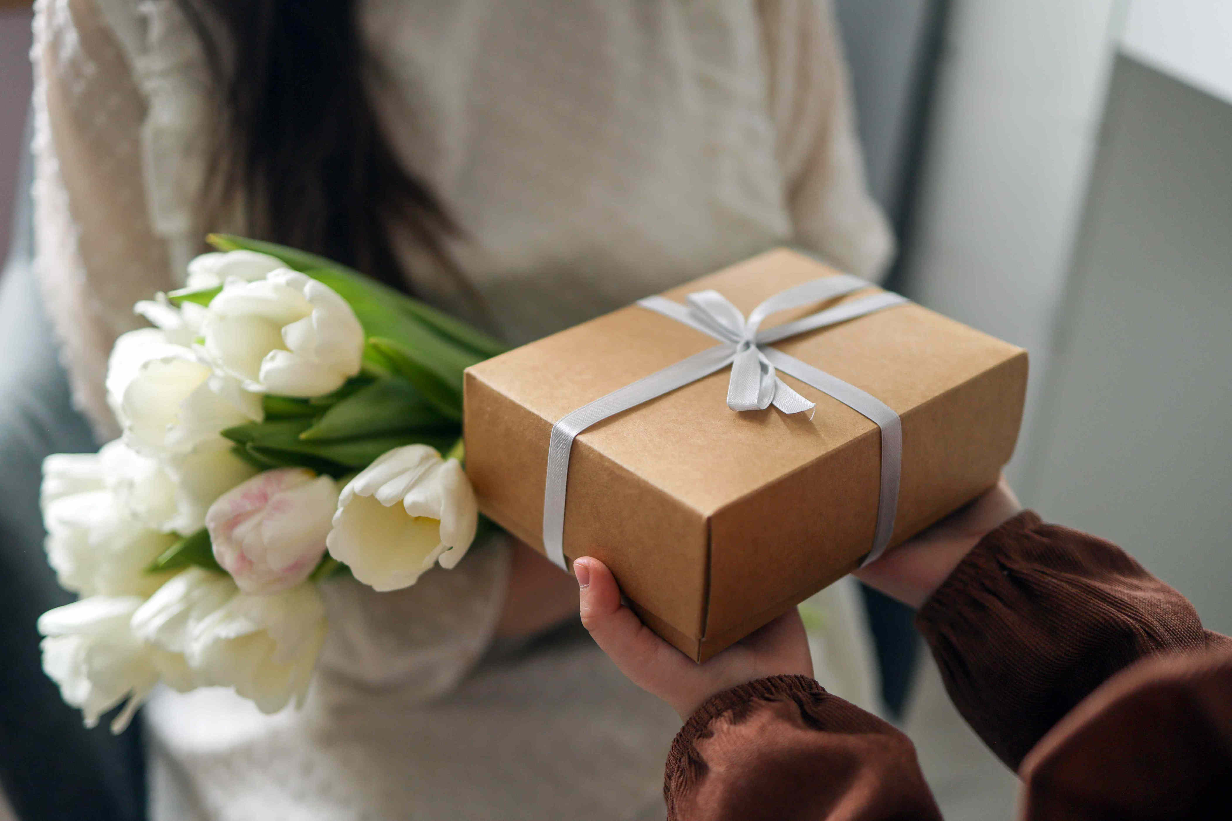 Is it rude to show up empty-handed to a party? Here's what modern ...