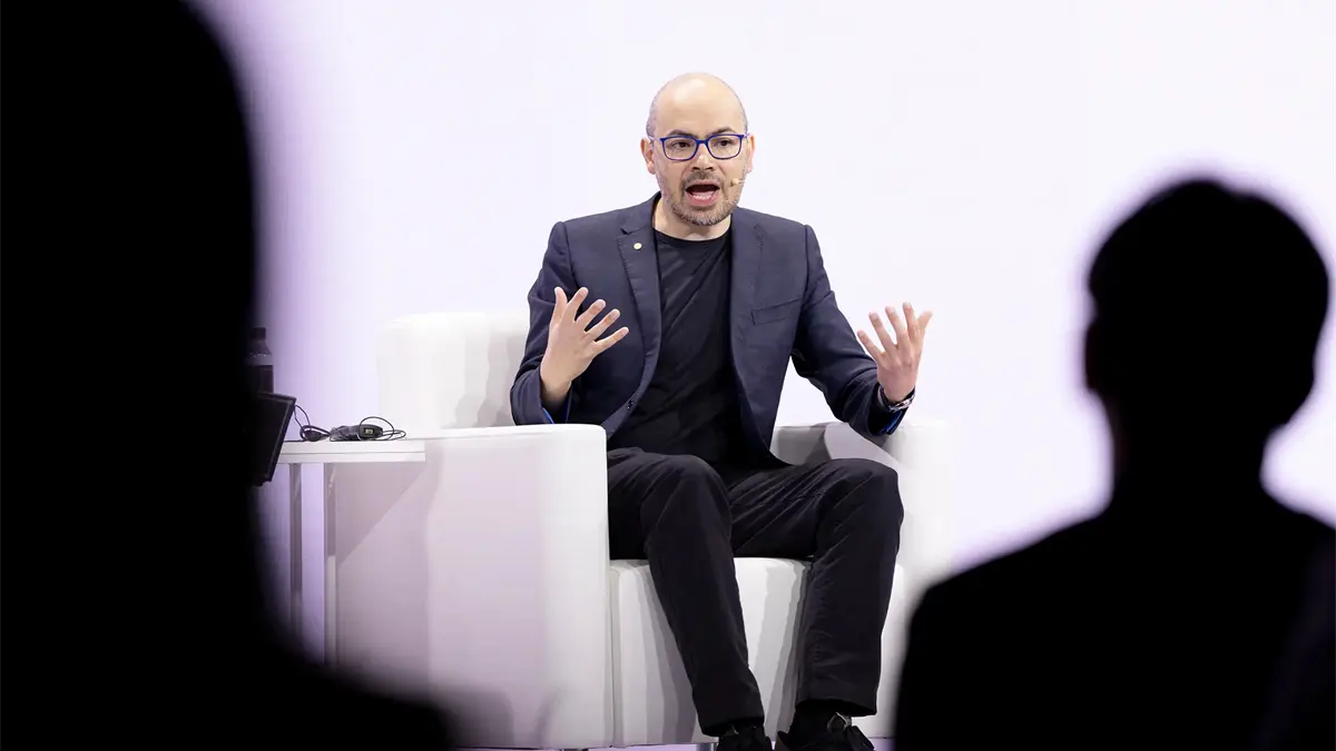 Demis Hassabis defiende el empleo tecnológico: Despedir programadores ...