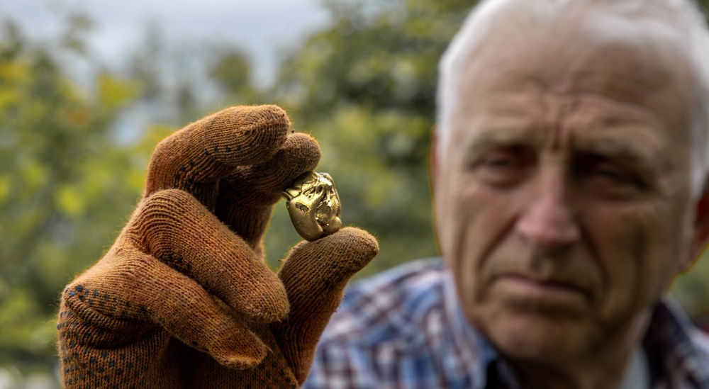 As the price of gold hits $4,500 an ounce, hobbyists are diving and ...