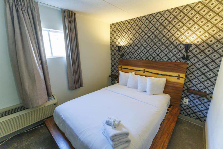This cool, retro 1960s Myrtle Beach motel is for sale. A look inside ...
