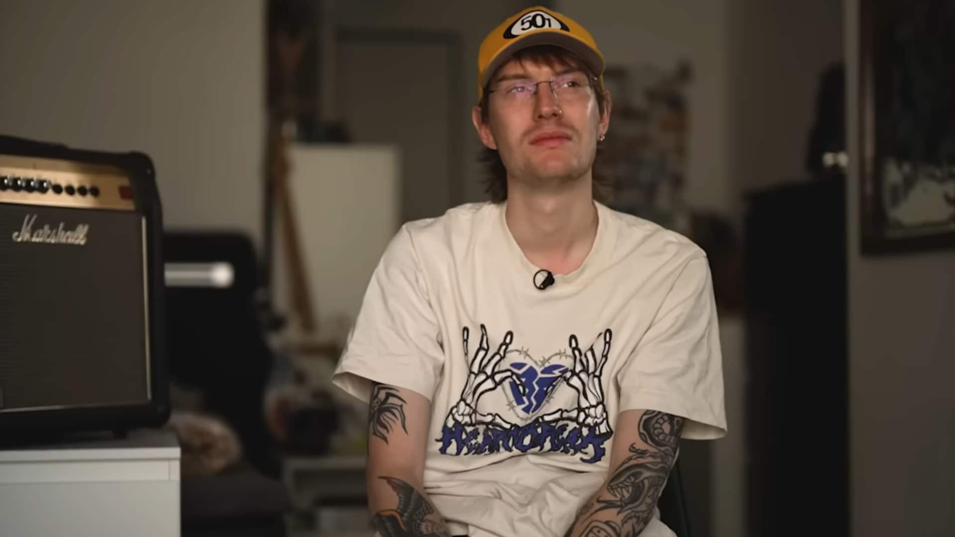 Dominik (25) verdient als Musiker um die 800 Euro im Monat