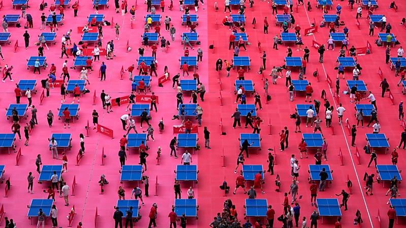 Vídeo: 7.000 jugadores compiten en un festival gigante de tenis de mesa ...