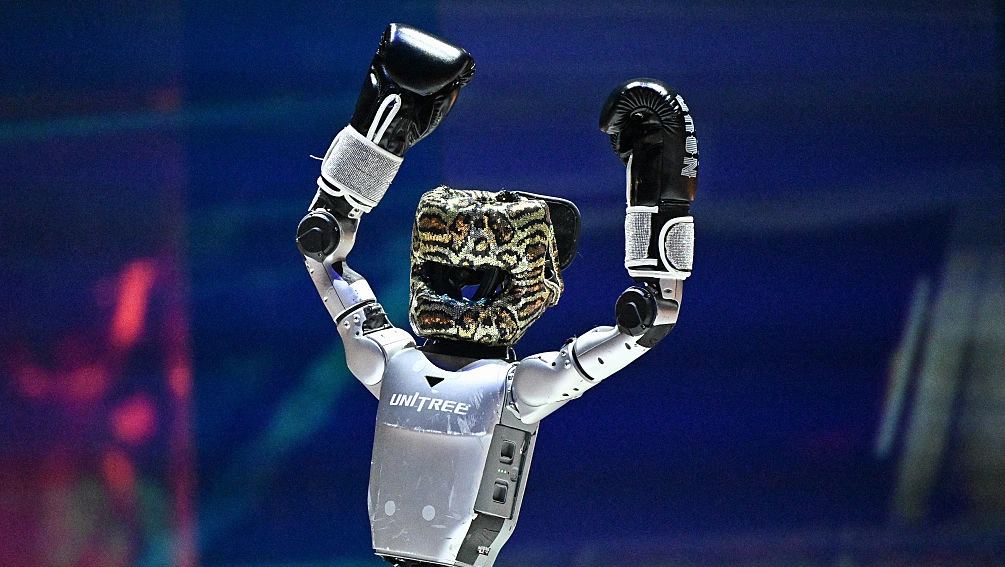Humanoid robots share runway spotlight at Seoul fashion show