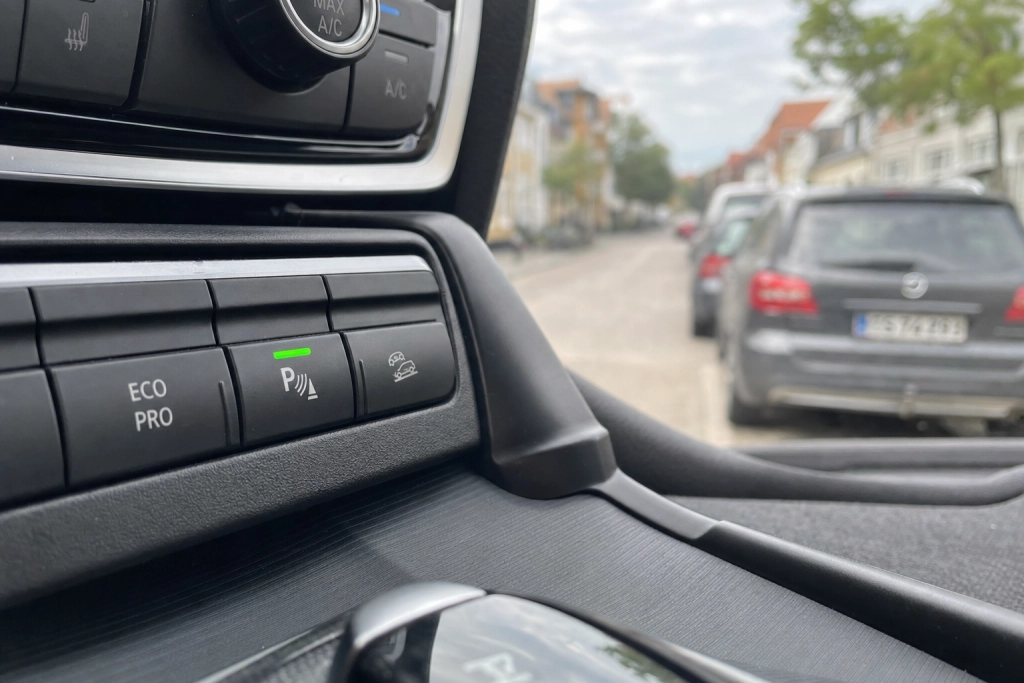 Den oversete knap i bilen: sådan redder den lakken, når det bliver trangt