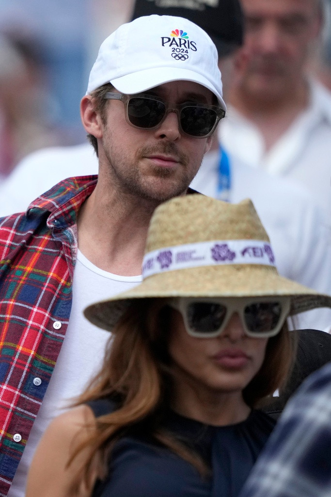 Η Eva Mendes έγινε viral ενώ ταξίδευε για έναν ξεκαρδιστικό λόγο