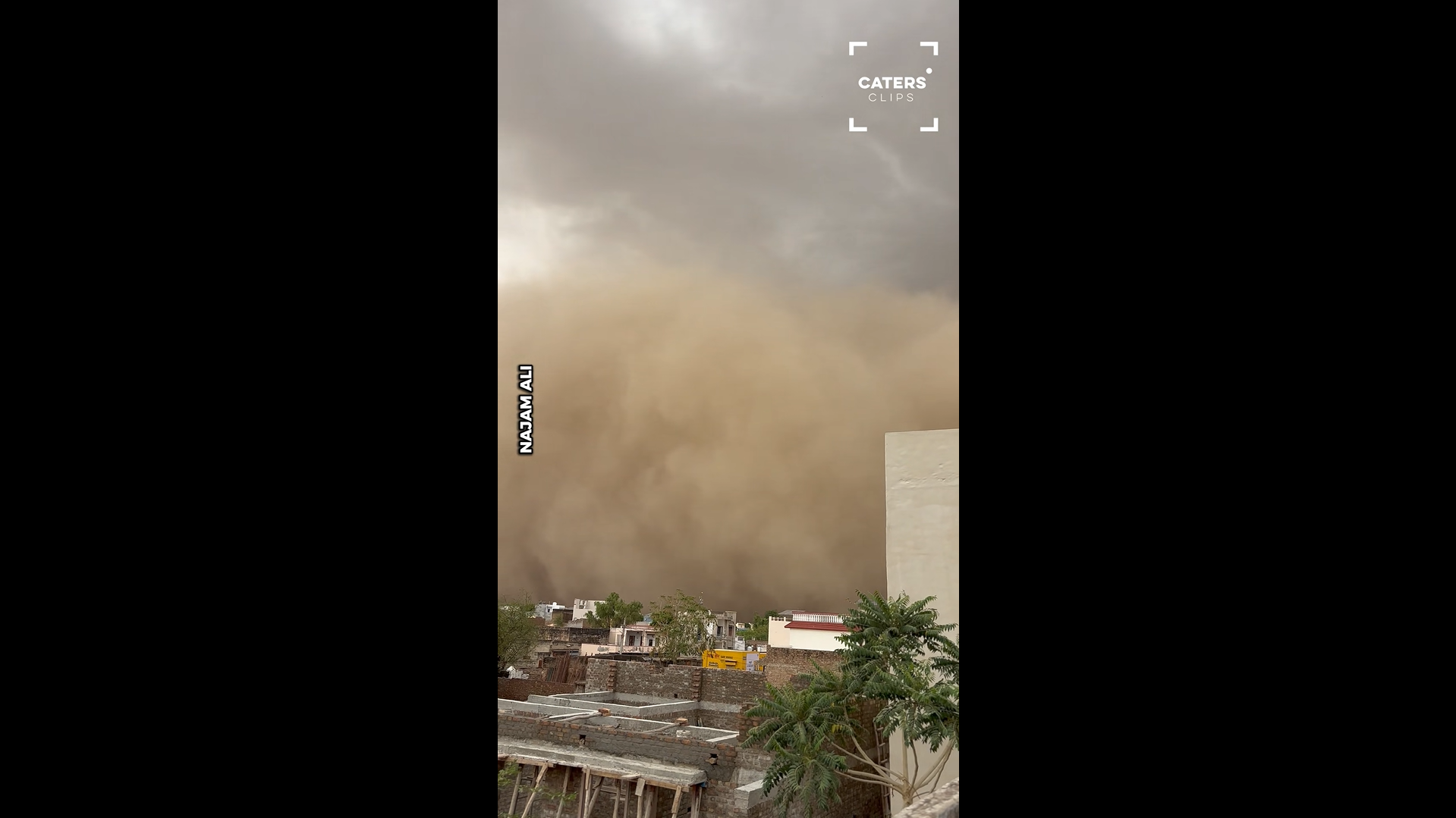 Towering dust wall engulfs towns in India as storm rolls in