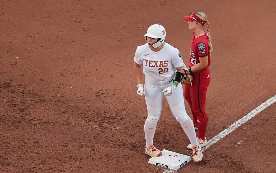 Stewart's late homer keeps Texas alive in WCWS