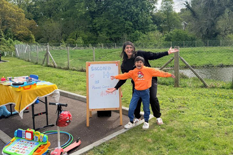 Newton Mearns boy leaves neighbours melting after setting up mini ...