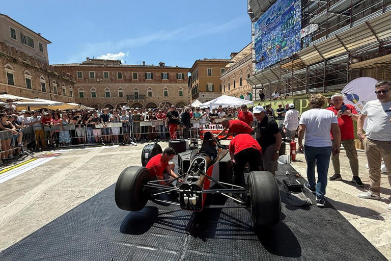 F1 | In duemila ad Ascoli Piceno per la messa in moto della McLaren MP4 ...