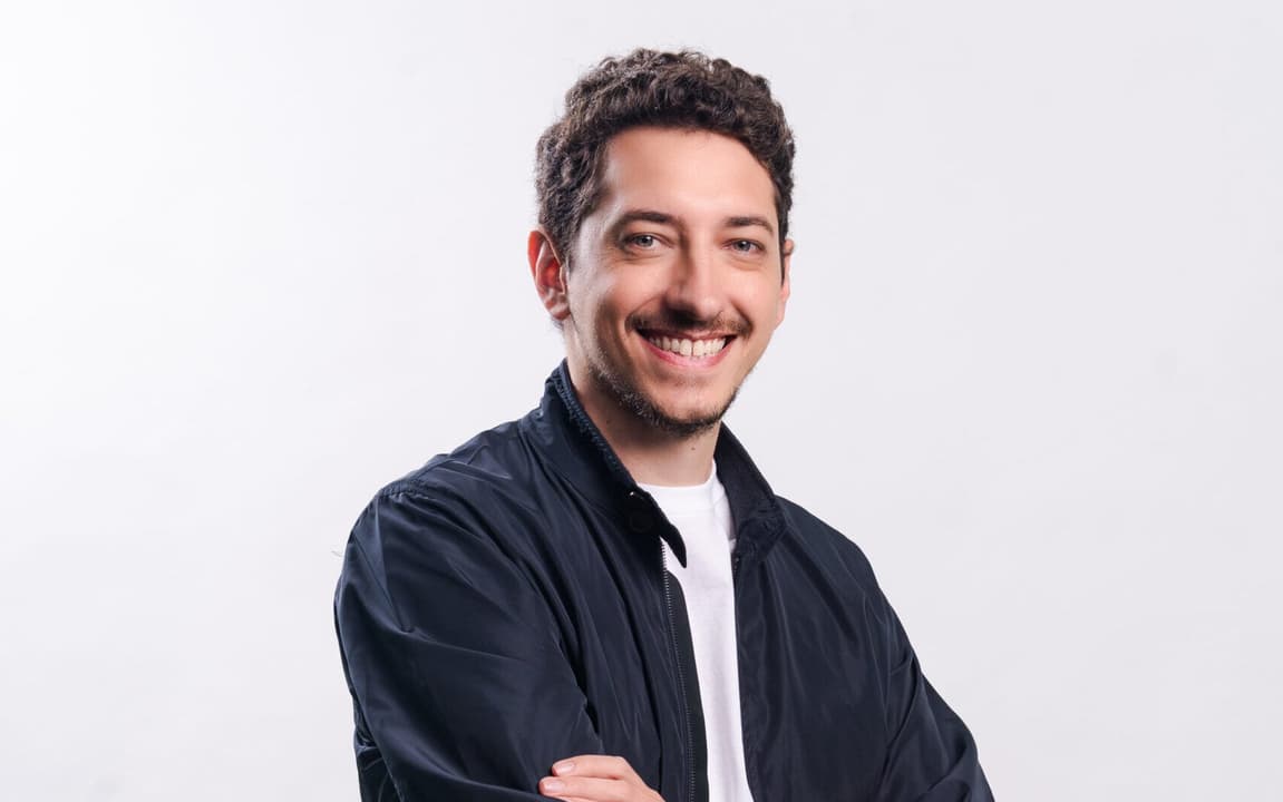 De volta! CazéTV contrata o narrador Marcelo Hazan para a Copa do Mundo