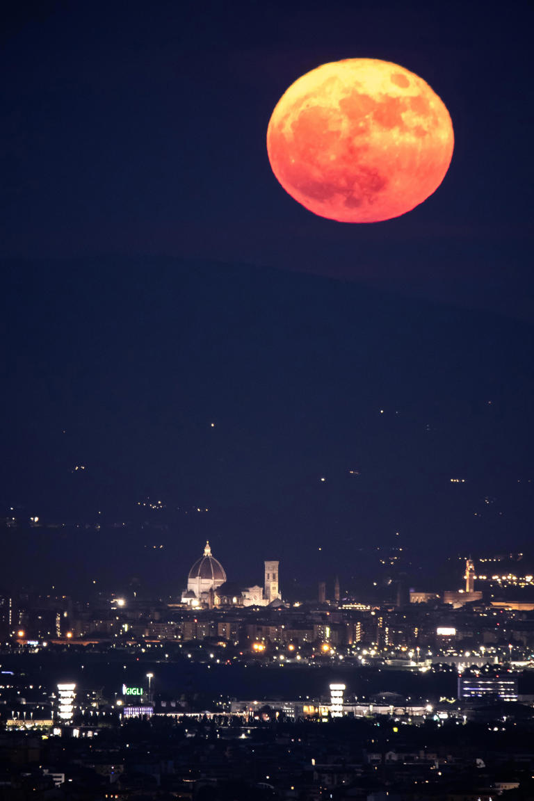 Le foto della mini luna blu sopra Firenze (scattate da Pistoia): “Anni ...