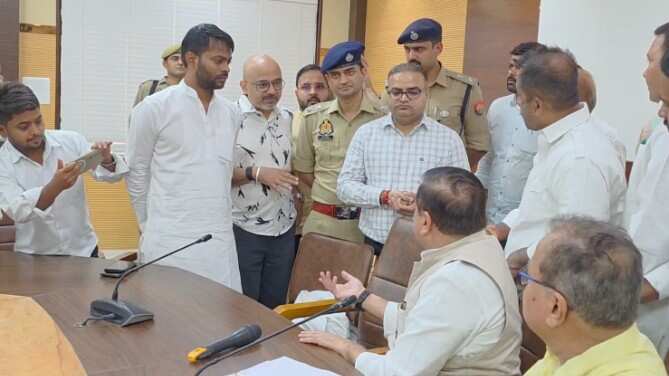 Sanjay Singh confronts police officials during student interaction over ...