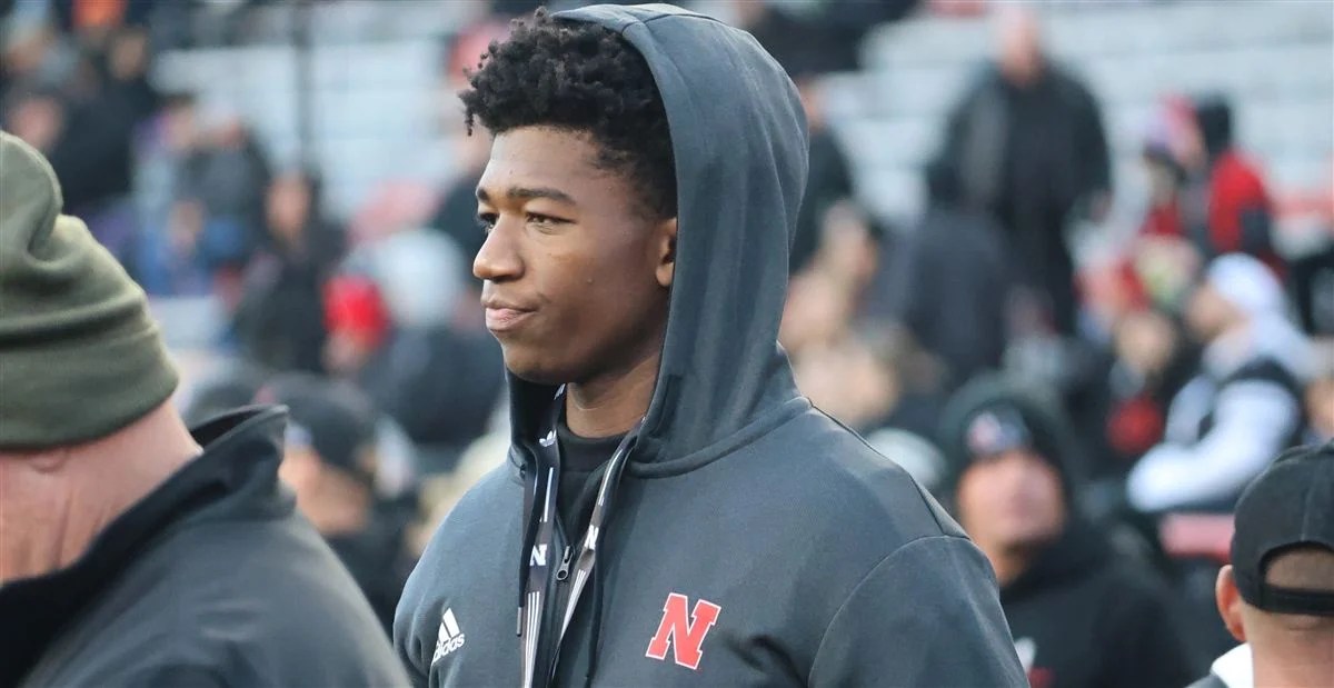 LSU rolls out red carpet for 4-star DE Abraham Sesay