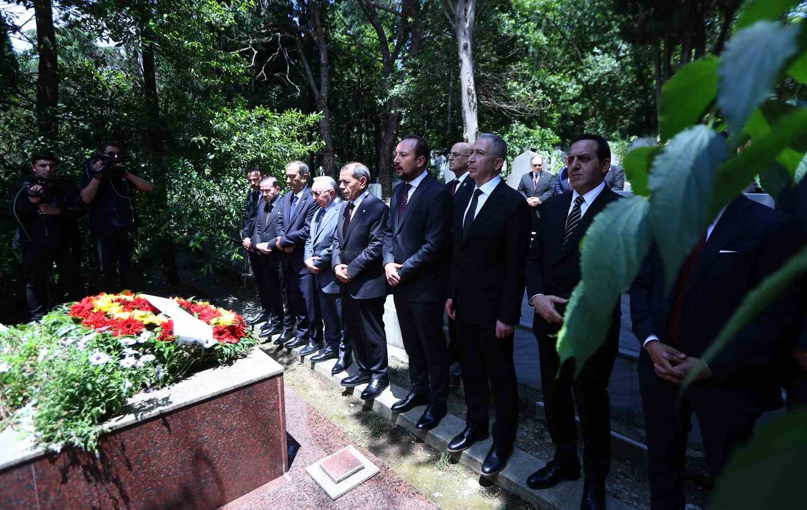Dursun Özbek, Ali Sami Yen ve Süleyman Seba’nın kabrini ziyaret etti