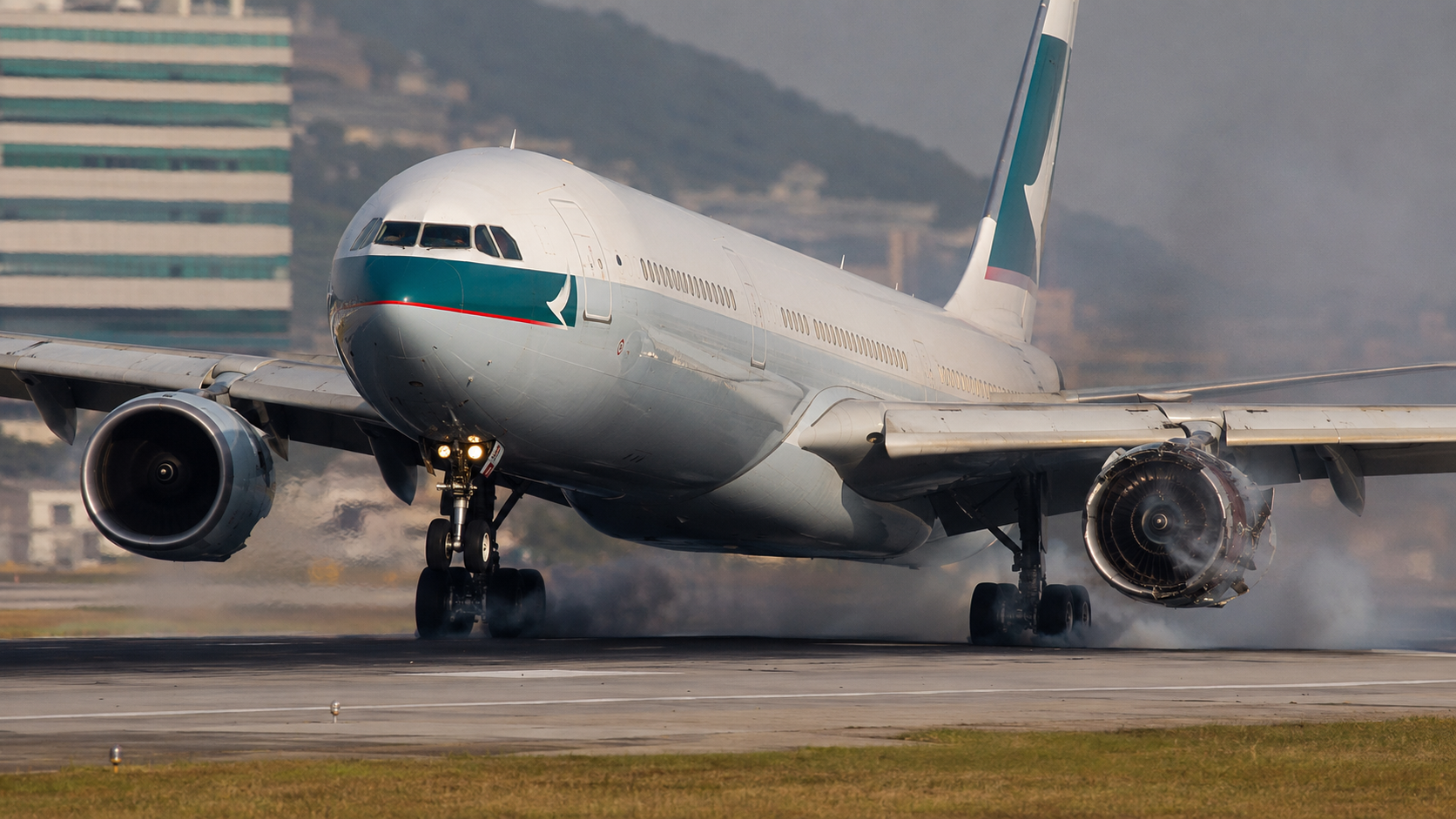 Cathay 780 survived with one engine stuck on full power