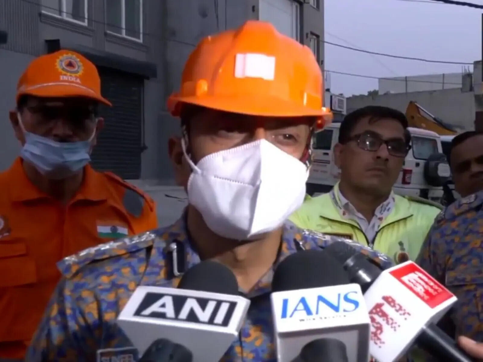 Saket building collapse: Municipal Corporation of Delhi drive to ...