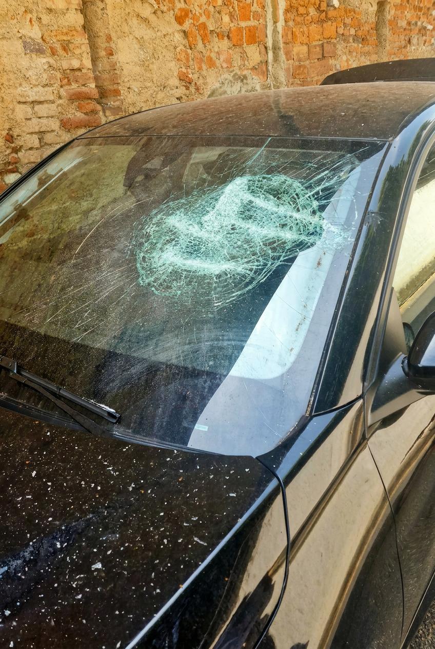 Castano Primo, notte di vandalismi ad alta tensione: le auto ...