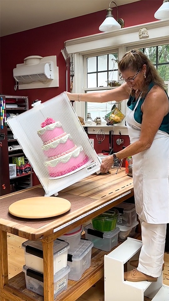 Anti-gravity cake box 🤯