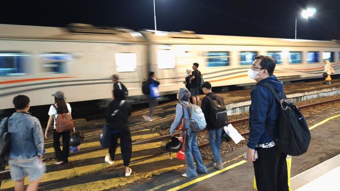 Stasiun Purwokerto dan Semarang Tawang jadi titik tersibuk selama long ...