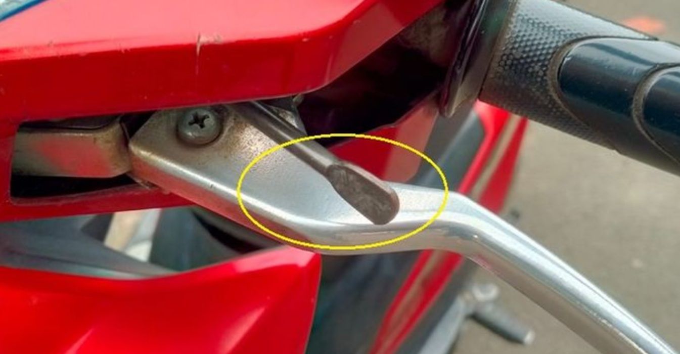 Pemilik motor matic wajib tahu fungsi tuas kecil dekat handel rem