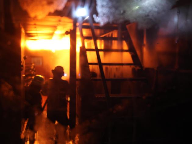 Feuerwehrleute trainieren bei 650 Grad im Flammencontainer