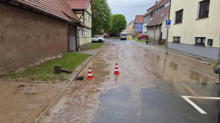 Unwetter in Thüringen: Schlammlawine überrollt Dorf, umgestürzte Bäume ...