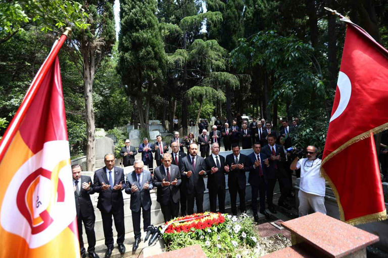 Dursun Özbek, Ali Sami Yen ve Süleyman Seba’nın kabrini ziyaret etti