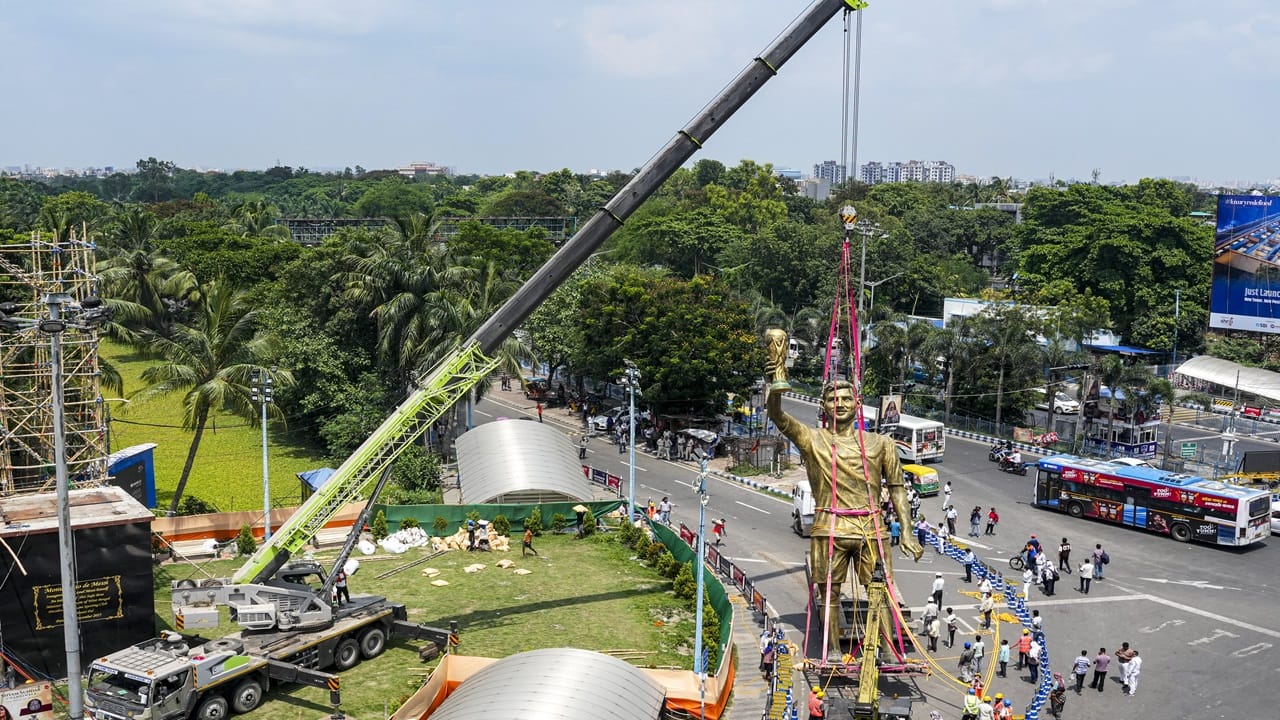 Football legend Lionel Messi’s statue from Mamata Banerjee-era taken ...