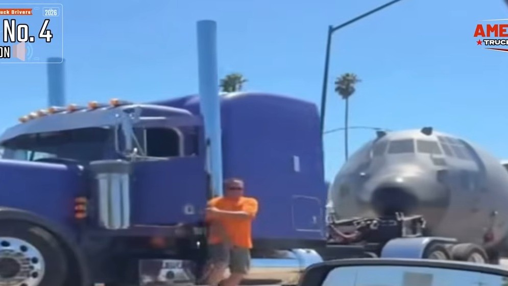 Male Karen got stuck hauling a US Air Force cargo plane - then started ...