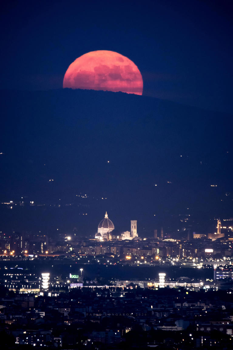 Le foto della mini luna blu sopra Firenze (scattate da Pistoia): “Anni ...