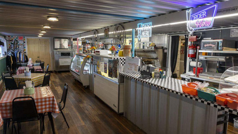 Concession stand restaurant brings back Kentucky drive-in movie flavor